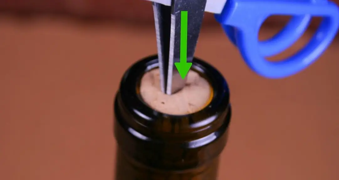 5 formas de destapar una botella de vino sin sacacorchos - Cocinero Guru