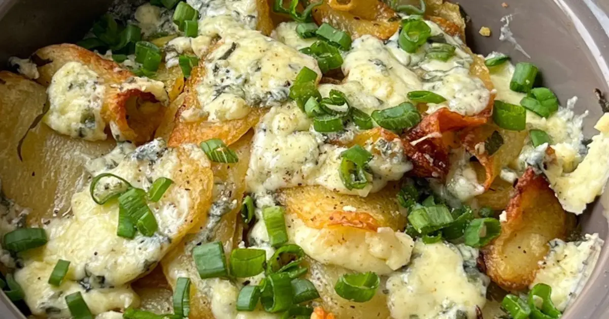 Cómo hacer unas sabrosas papas al horno con queso azul