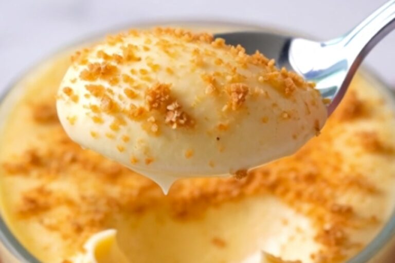 Postre cremoso de naranja con crema y crocante de nuez