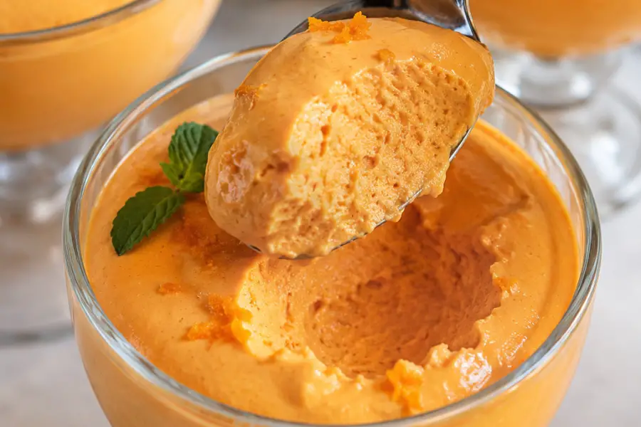 Postre cremoso de naranja en copas