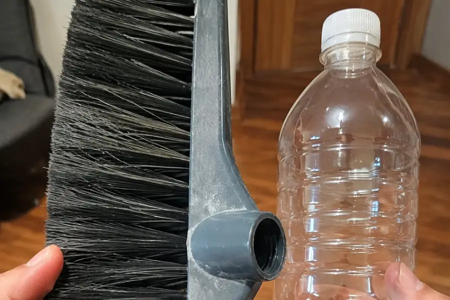 Cómo recuperar una escoba rota usando una botella plástica